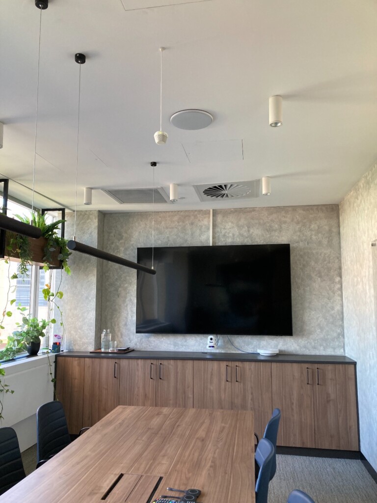 Boardroom Audio Visual Services for Seamless Connectivity